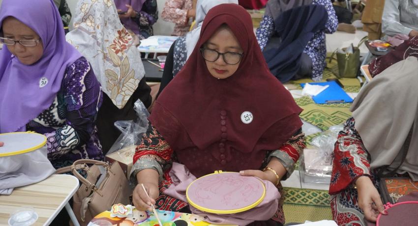 Empowering Women's Creativity Through Hijab Painting Workshop ...